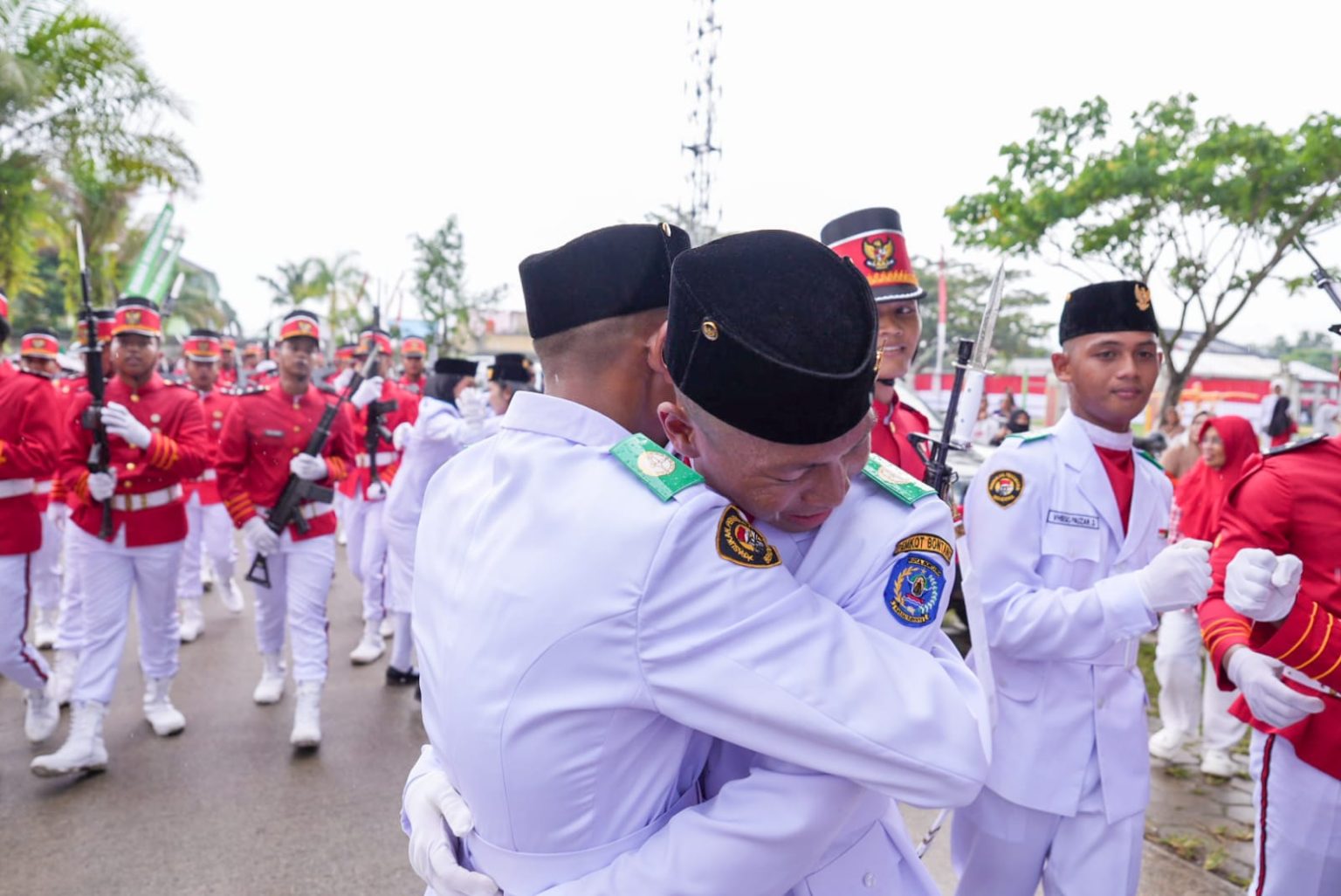 Paskibraka Bontang Sukses Kibarkan Sang Merah Putih di HUT ke-80 RI Meski Diguyur Hujan ...